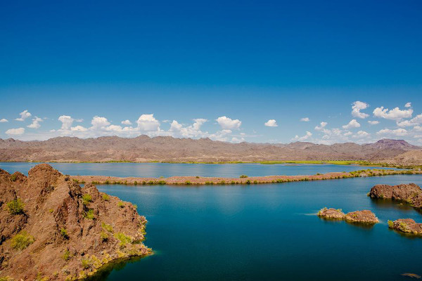 Sunny Arizona Family Vacations on Lake Havasu - ResortsandLodges.com